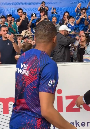 VIDEO: El futbolista Kylian Mbappé le da un balonazo en la cara a una ...